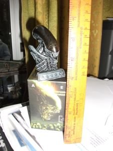 Alien: Hissing Xenomorph & Illustrated Book [With Sound] (model and ...